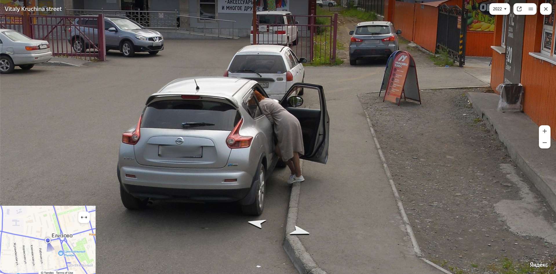 Red-haired woman matching the colors of the car - STREETVIEWFUN