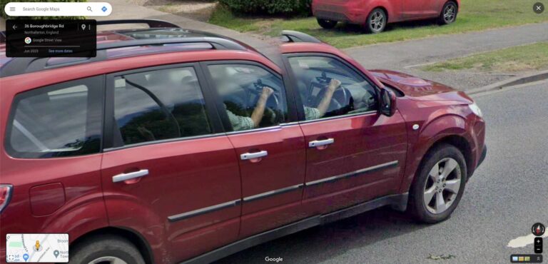 Extra arms - STREETVIEWFUN