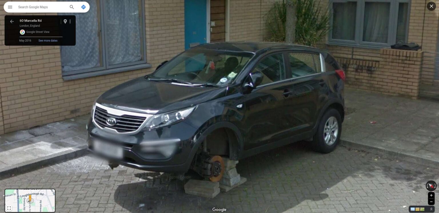 The case Kia Sportage's missing front wheels - STREETVIEWFUN