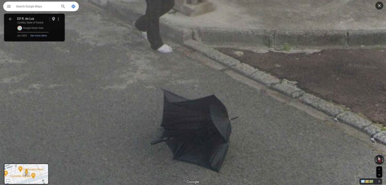 Broken umbrella - STREETVIEWFUN