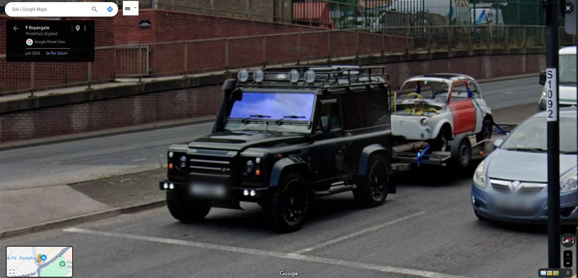 Land-Rover carrying a vintage Fiat 500 - STREETVIEWFUN