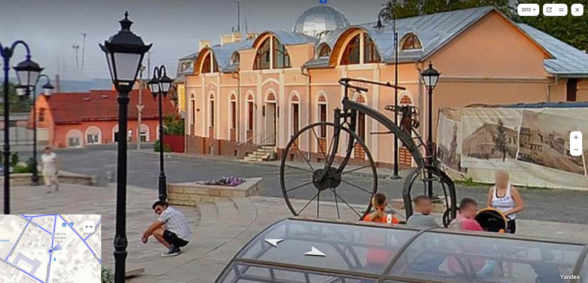 Giant bicycle - STREETVIEWFUN
