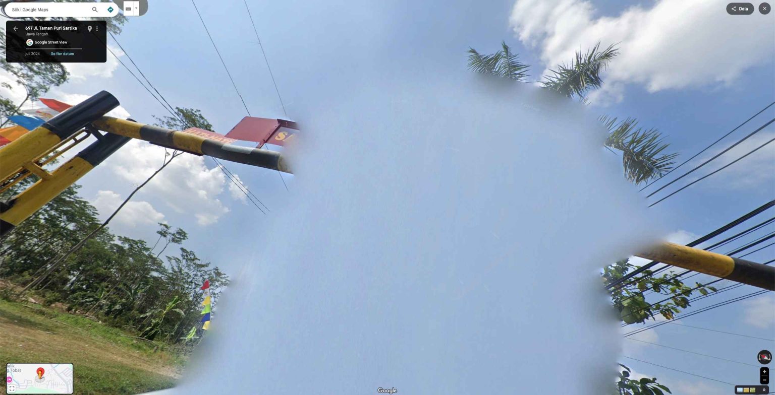 Google camera falls after hitting a security bar - STREETVIEWFUN